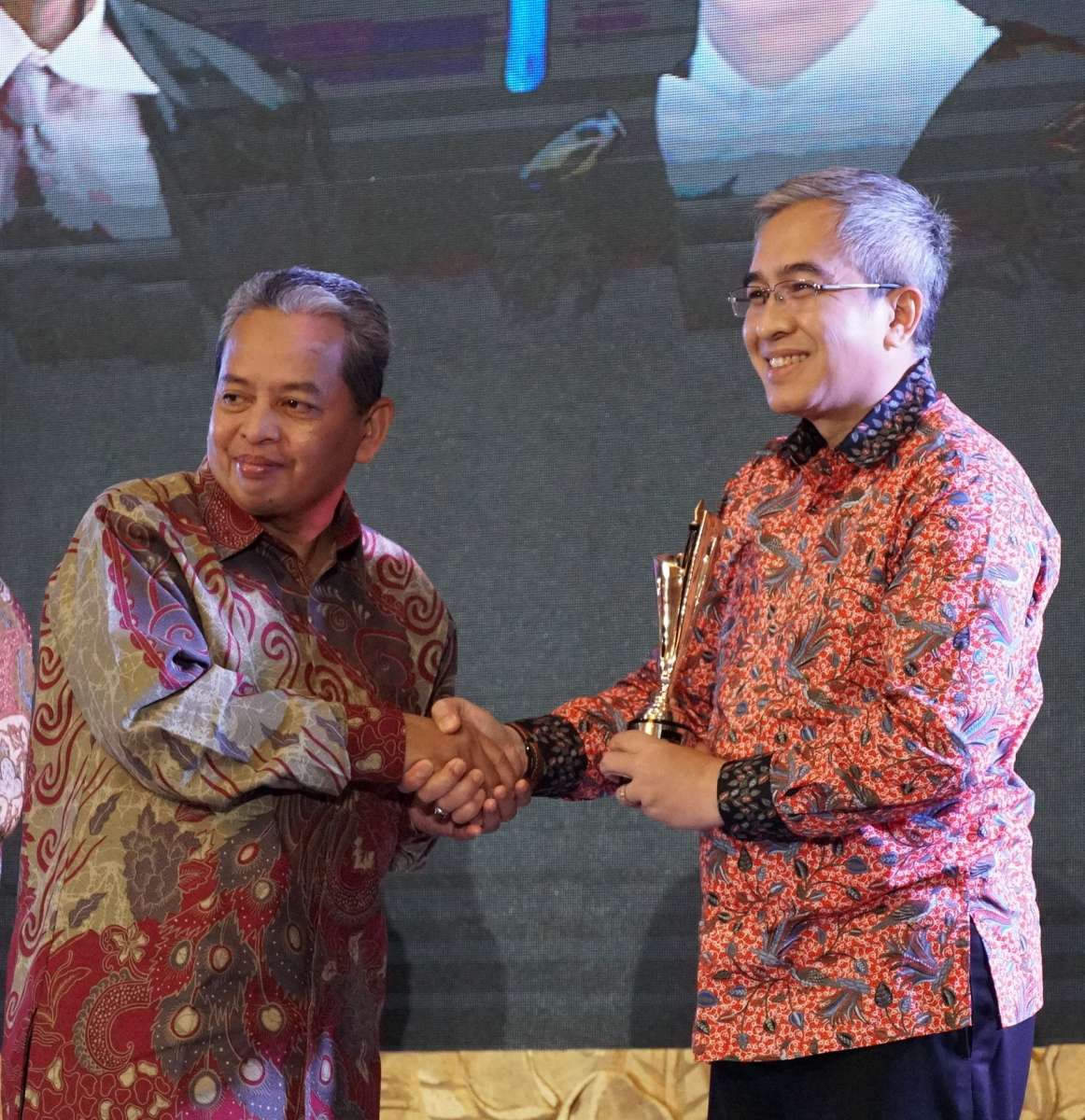 Prof. Ojat Darojat, M.Bus., Ph.D., Terima Best University Leaders pada Obsession Awards 2023 ...