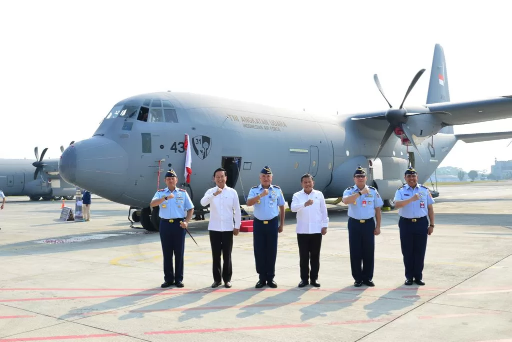 Wamenhan M. Herindra Wakili Menhan pada Acara Penyerahan Super Hercules ... Wamenhan M. Herindra Wakili Menhan pada Acara Penyerahan Super Hercules ...